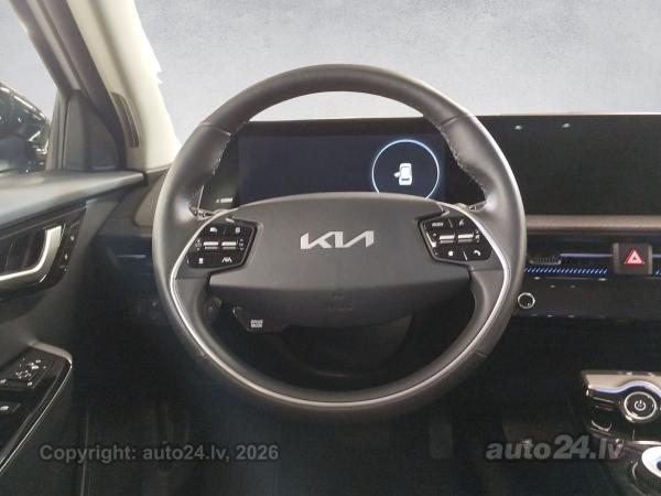 Белый Киа EV6 2024 в Таллин, объемом двигателя 0.00 л и пробегом 61 тыс. км за 41990 €, фото 4 на AUTOMOTO.COM.LV