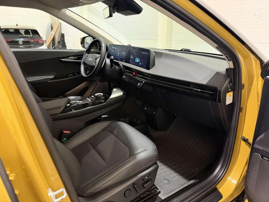 Yellow Kia EV6 2023 in Vilnius, with an engine capacity of 0.00 L and mileage of 51 thousand km for 29950 €, photo 10 on AUTOMOTO.COM.LV