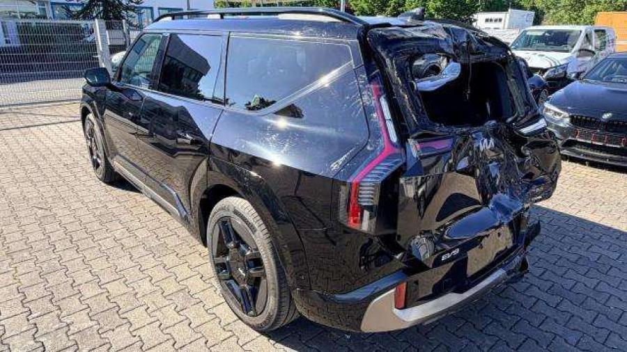 Black Kia EV9 2025 in Druskininkai, with an engine capacity of 0.00 L and mileage of 13 thousand km for 37389 €, photo 4 on AUTOMOTO.COM.LV