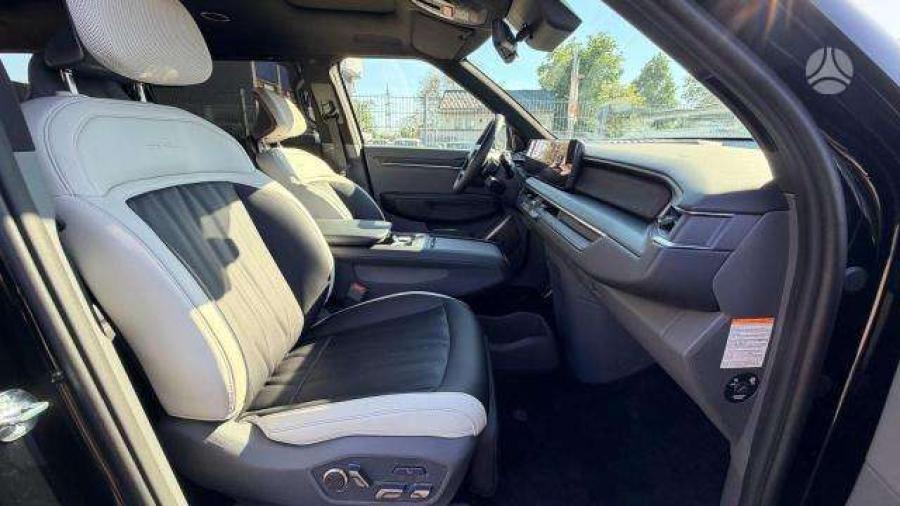 Black Kia EV9 2025 in Druskininkai, with an engine capacity of 0.00 L and mileage of 13 thousand km for 37389 €, photo 12 on AUTOMOTO.COM.LV