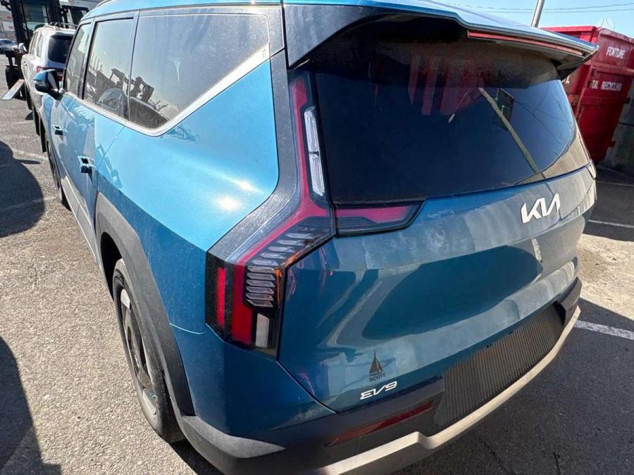 Blue Kia EV9 2024 in Ukmerge, with an engine capacity of 0.00 L and mileage of 29 thousand km for 27350 €, photo 6 on AUTOMOTO.COM.LV