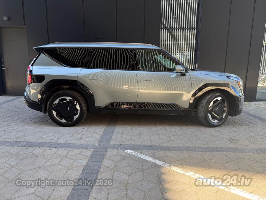 Pelēks Kia EV9 2025 Tallina, ar dzinēja tilpumu 0.00 L un nobraukumu 20 tūkst. km par 54900 €, foto 3 vietnē AUTOMOTO.COM.LV