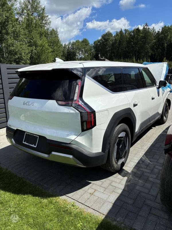 White Kia EV9 2024 in Plunge, with an engine capacity of 0.00 L and mileage of 18 thousand km for 15800 €, photo 1 on AUTOMOTO.COM.LV