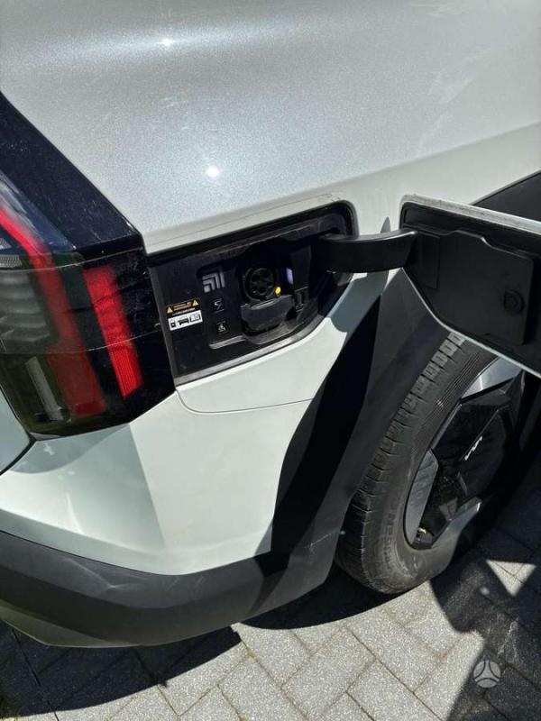 White Kia EV9 2024 in Plunge, with an engine capacity of 0.00 L and mileage of 18 thousand km for 15800 €, photo 2 on AUTOMOTO.COM.LV