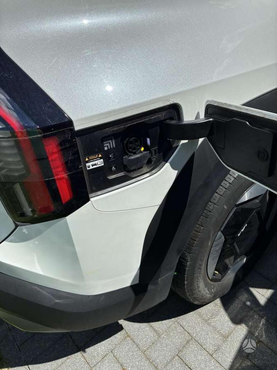 White Kia EV9 2024 in Plunge, with an engine capacity of 0.00 L and mileage of 18 thousand km for 15800 €, photo 3 on AUTOMOTO.COM.LV
