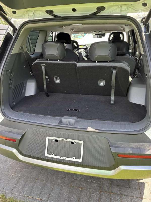 White Kia EV9 2024 in Plunge, with an engine capacity of 0.00 L and mileage of 18 thousand km for 15800 €, photo 3 on AUTOMOTO.COM.LV