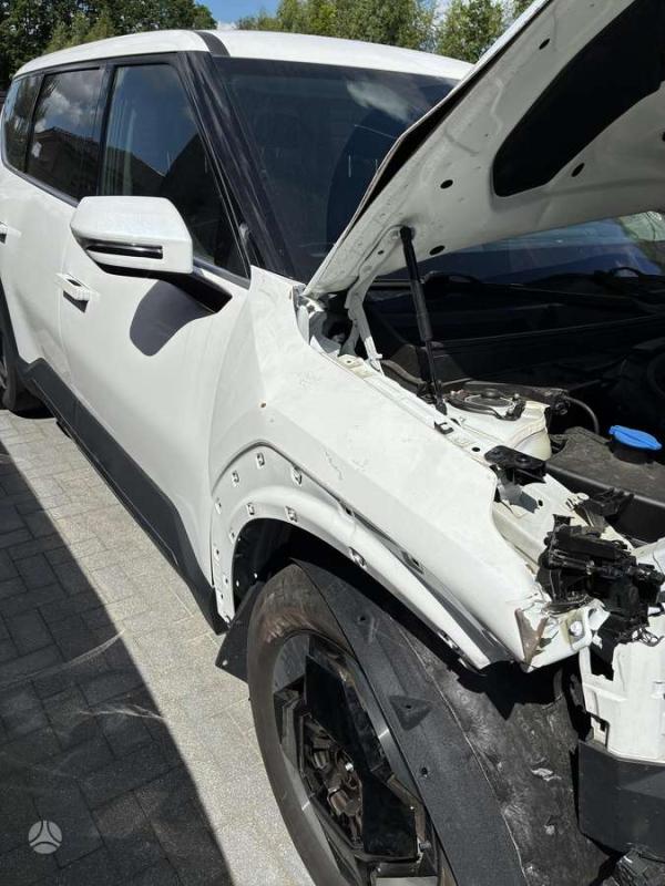 White Kia EV9 2024 in Plunge, with an engine capacity of 0.00 L and mileage of 18 thousand km for 15800 €, photo 7 on AUTOMOTO.COM.LV