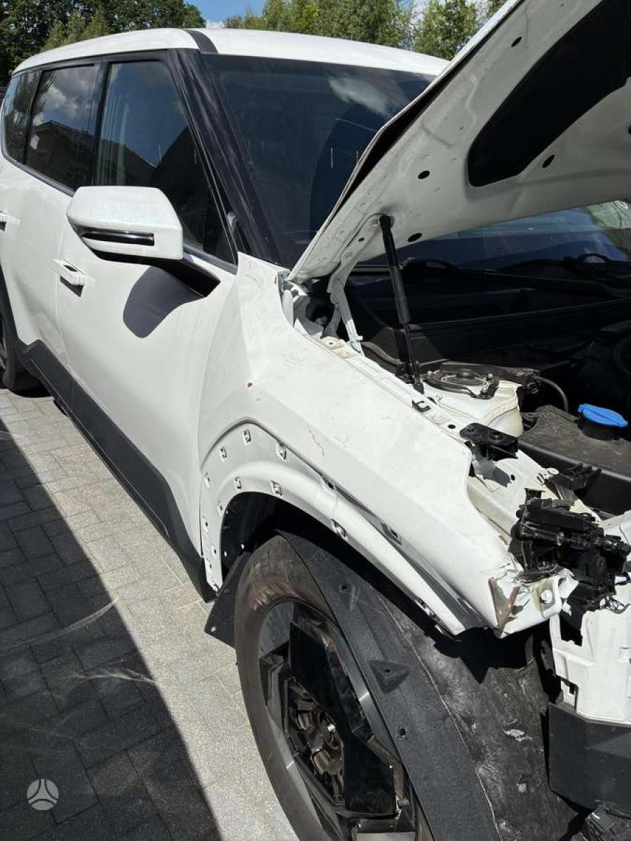 White Kia EV9 2024 in Plunge, with an engine capacity of 0.00 L and mileage of 18 thousand km for 15800 €, photo 8 on AUTOMOTO.COM.LV