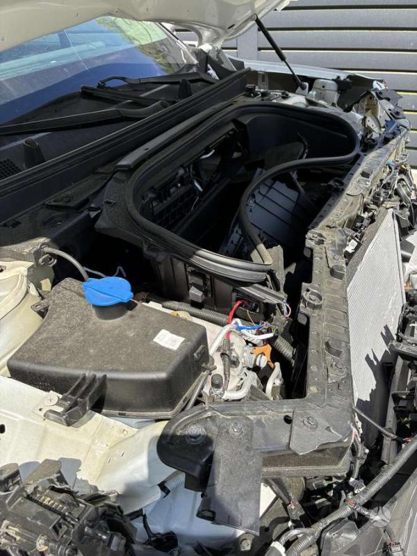 White Kia EV9 2024 in Plunge, with an engine capacity of 0.00 L and mileage of 18 thousand km for 15800 €, photo 8 on AUTOMOTO.COM.LV