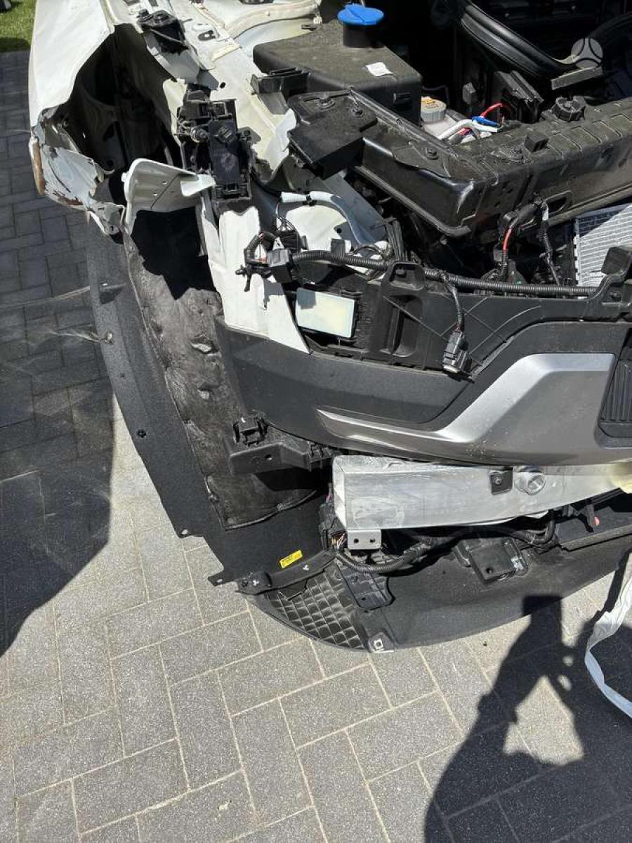 White Kia EV9 2024 in Plunge, with an engine capacity of 0.00 L and mileage of 18 thousand km for 15800 €, photo 12 on AUTOMOTO.COM.LV