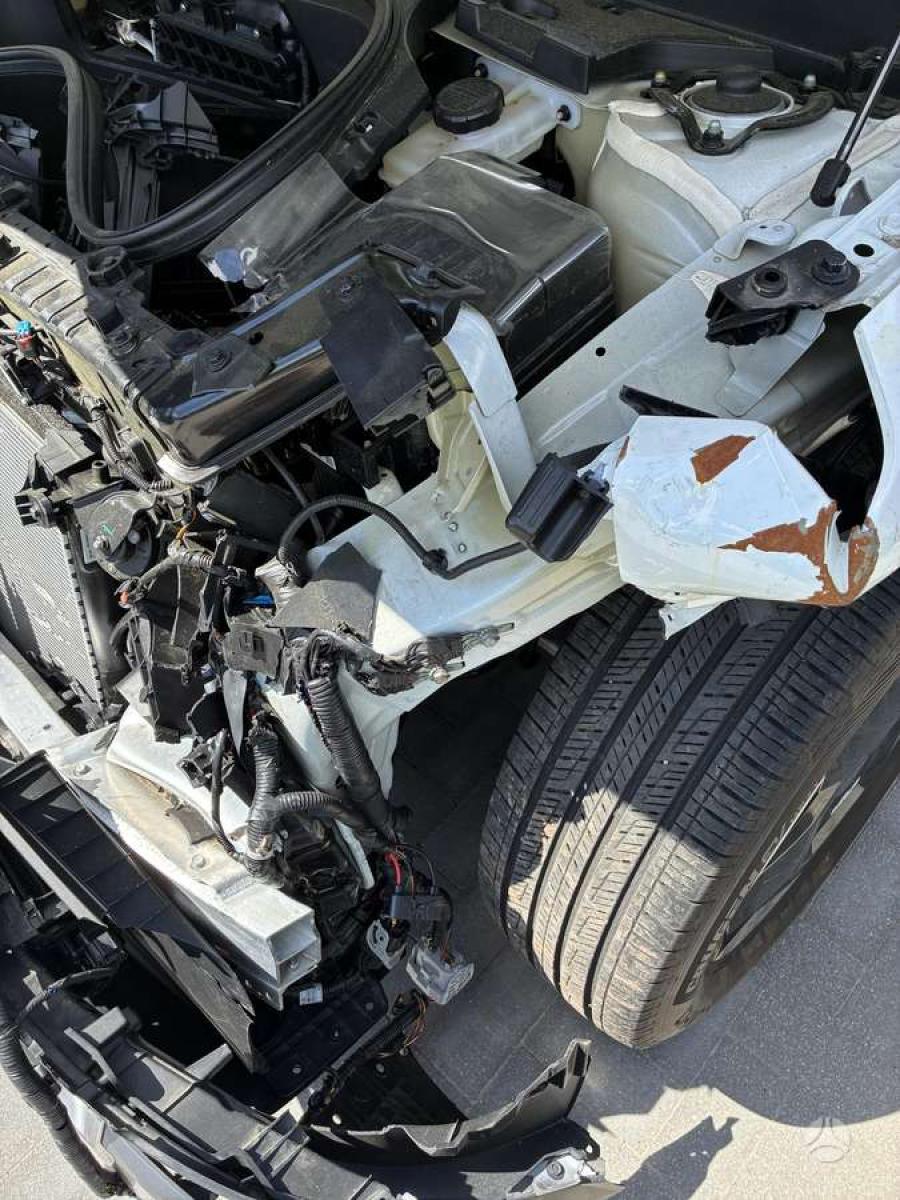 White Kia EV9 2024 in Plunge, with an engine capacity of 0.00 L and mileage of 18 thousand km for 15800 €, photo 13 on AUTOMOTO.COM.LV