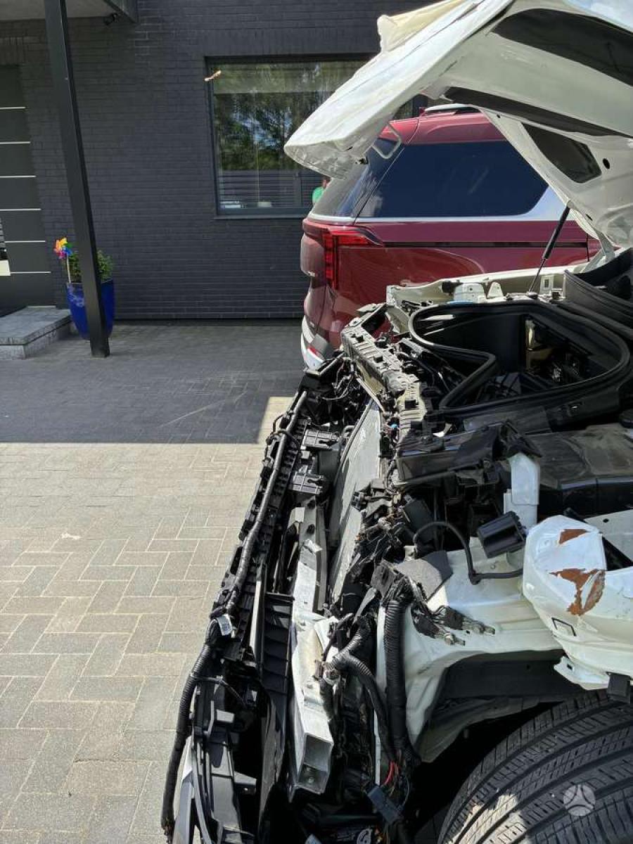 White Kia EV9 2024 in Plunge, with an engine capacity of 0.00 L and mileage of 18 thousand km for 15800 €, photo 14 on AUTOMOTO.COM.LV