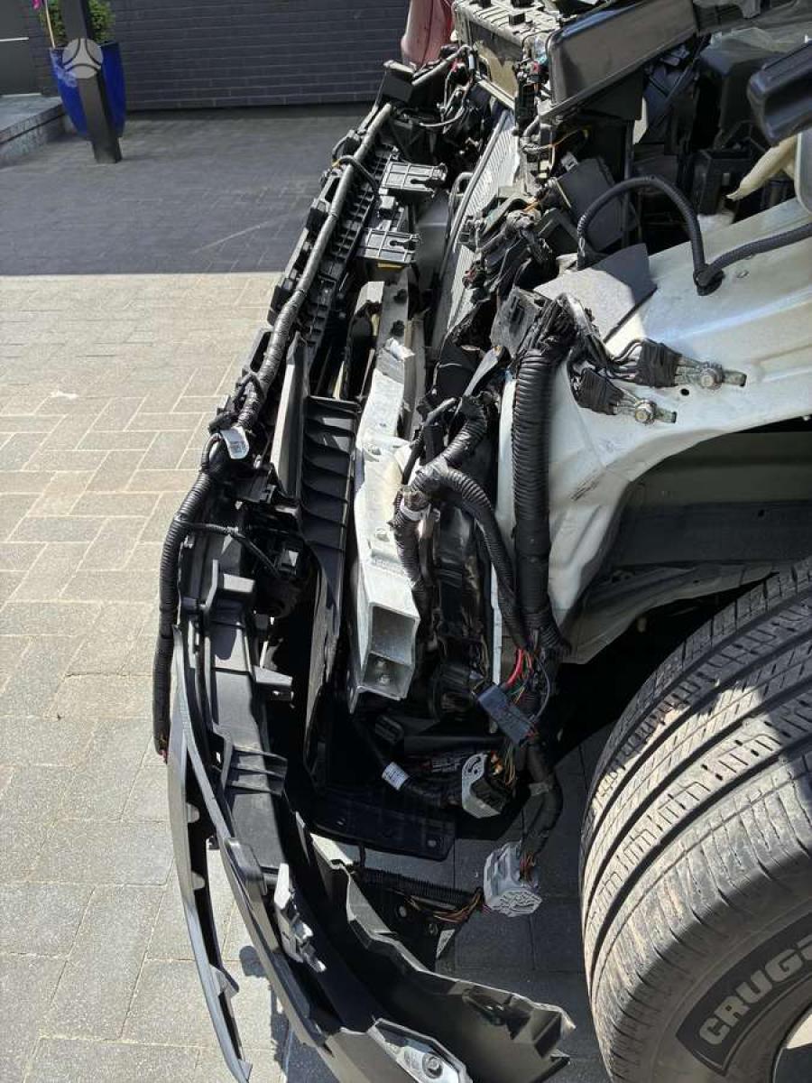 White Kia EV9 2024 in Plunge, with an engine capacity of 0.00 L and mileage of 18 thousand km for 15800 €, photo 17 on AUTOMOTO.COM.LV
