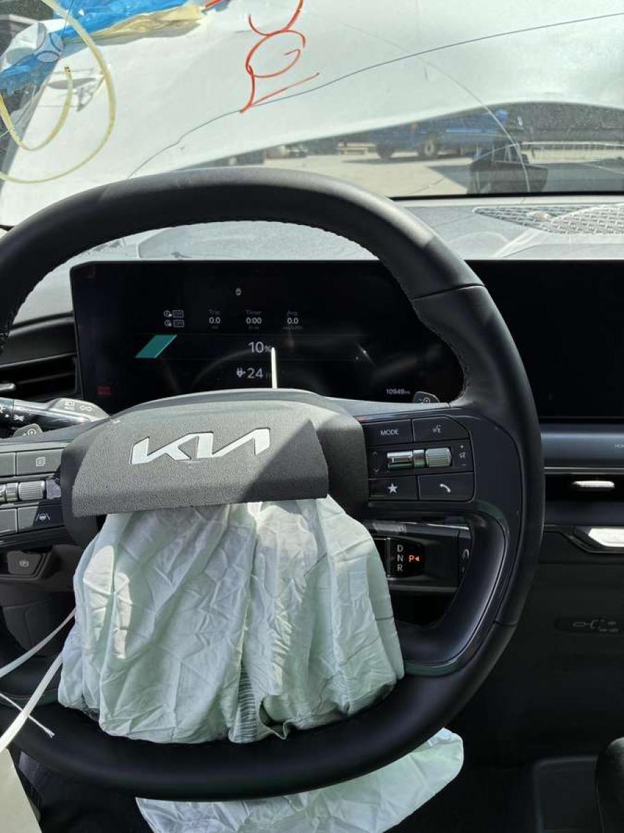 White Kia EV9 2024 in Plunge, with an engine capacity of 0.00 L and mileage of 18 thousand km for 15800 €, photo 20 on AUTOMOTO.COM.LV