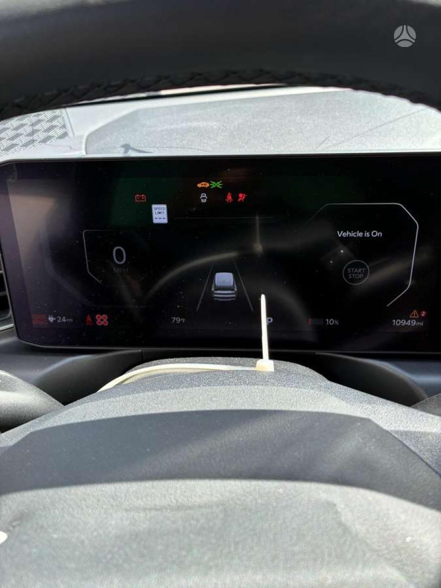 White Kia EV9 2024 in Plunge, with an engine capacity of 0.00 L and mileage of 18 thousand km for 15800 €, photo 21 on AUTOMOTO.COM.LV