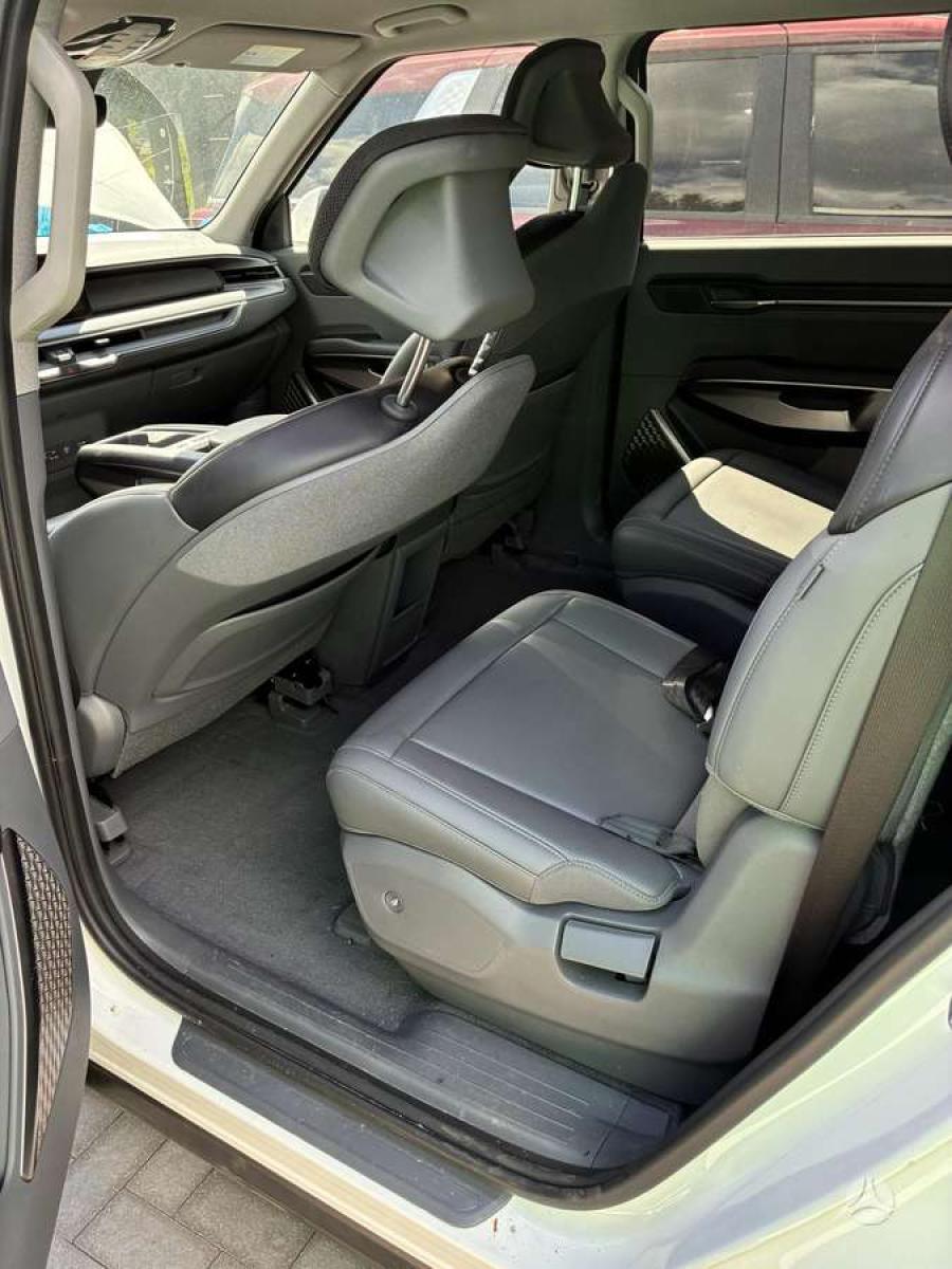 White Kia EV9 2024 in Plunge, with an engine capacity of 0.00 L and mileage of 18 thousand km for 15800 €, photo 24 on AUTOMOTO.COM.LV