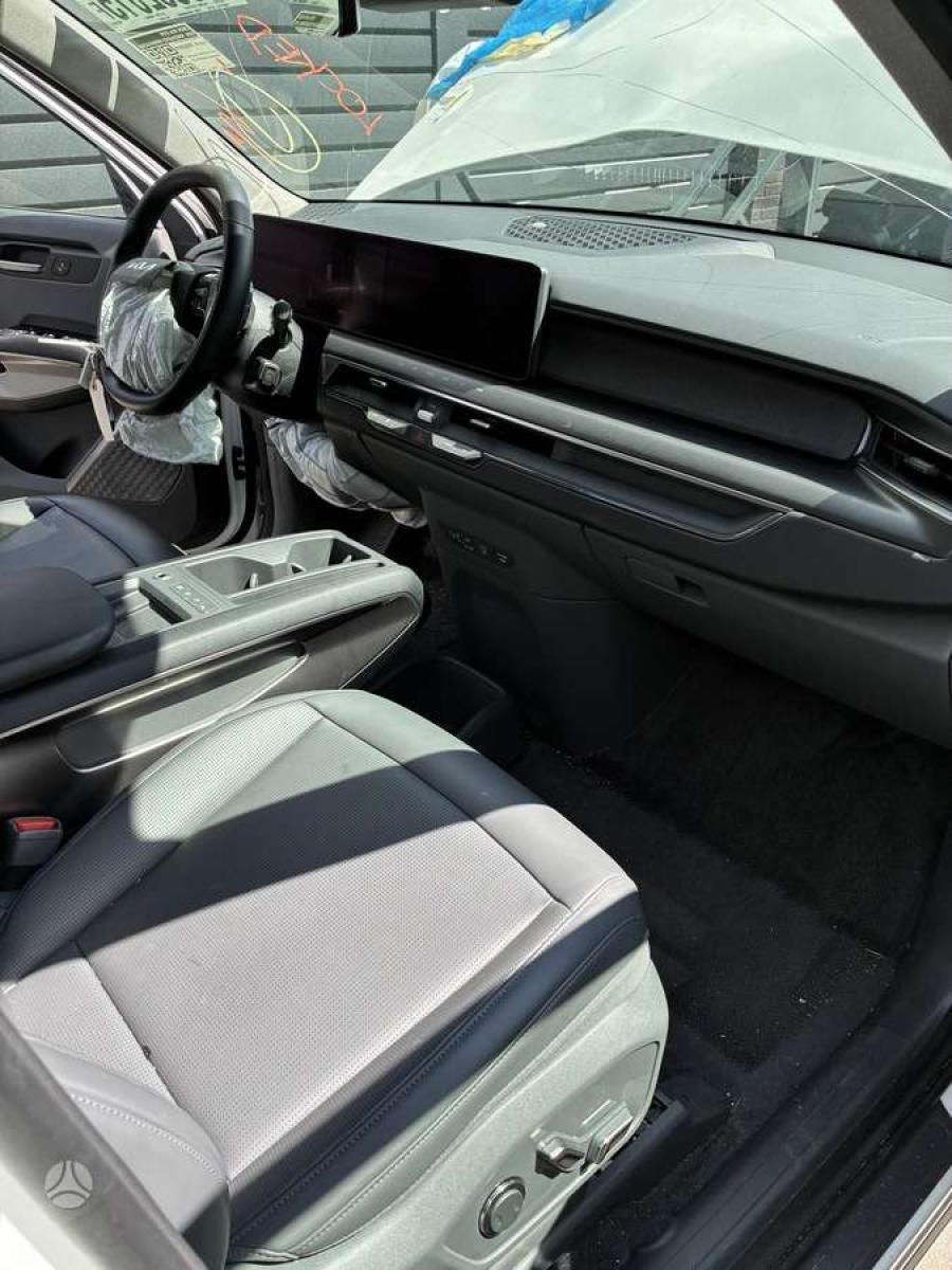 White Kia EV9 2024 in Plunge, with an engine capacity of 0.00 L and mileage of 18 thousand km for 15800 €, photo 25 on AUTOMOTO.COM.LV