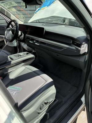 White Kia EV9 2024 in Plunge, with an engine capacity of 0.00 L and mileage of 18 thousand km for 15800 €, photo 26 on AUTOMOTO.COM.LV
