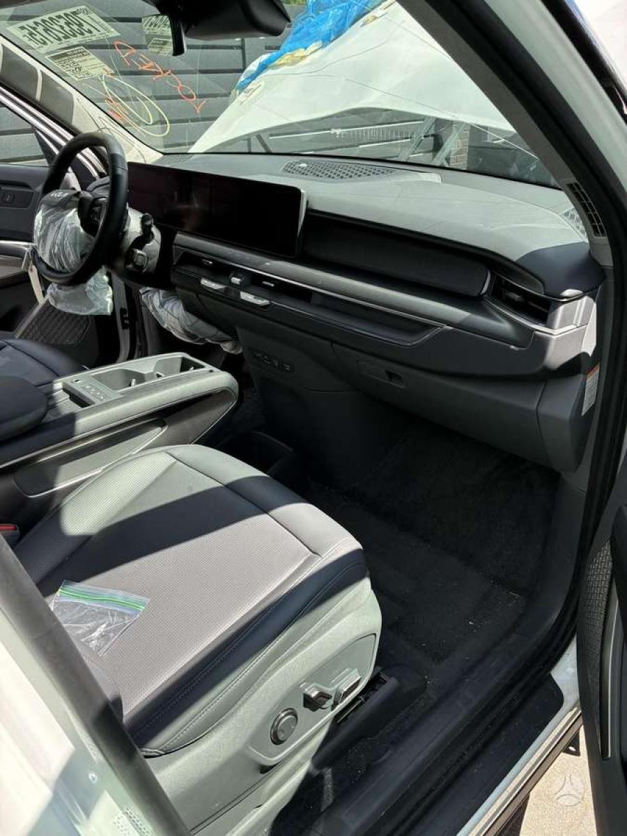 White Kia EV9 2024 in Plunge, with an engine capacity of 0.00 L and mileage of 18 thousand km for 15800 €, photo 26 on AUTOMOTO.COM.LV