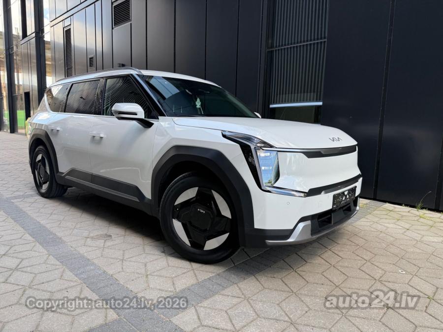 White Kia EV9 2024 in Tallinn, with an engine capacity of 0.00 L and mileage of 31 thousand km for 47900 €, photo 1 on AUTOMOTO.COM.LV