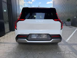 White Kia EV9 2024 in Tallinn, with an engine capacity of 0.00 L and mileage of 31 thousand km for 47900 €, photo 5 on AUTOMOTO.COM.LV
