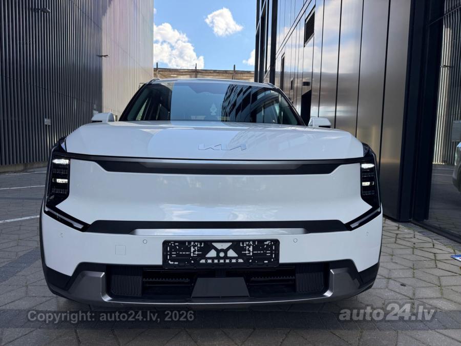 White Kia EV9 2024 in Tallinn, with an engine capacity of 0.00 L and mileage of 31 thousand km for 47900 €, photo 6 on AUTOMOTO.COM.LV