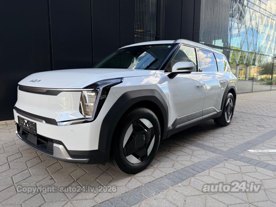 White Kia EV9 2024 in Tallinn, with an engine capacity of 0.00 L and mileage of 31 thousand km for 47900 €, photo 7 on AUTOMOTO.COM.LV