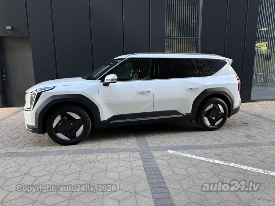 White Kia EV9 2024 in Tallinn, with an engine capacity of 0.00 L and mileage of 31 thousand km for 47900 €, photo 8 on AUTOMOTO.COM.LV