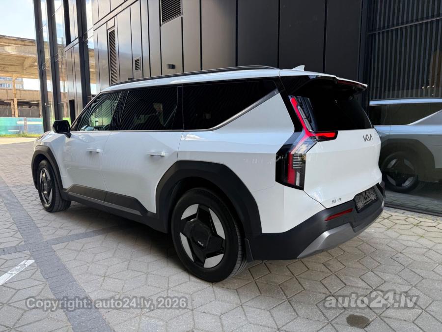 White Kia EV9 2024 in Tallinn, with an engine capacity of 0.00 L and mileage of 31 thousand km for 47900 €, photo 9 on AUTOMOTO.COM.LV