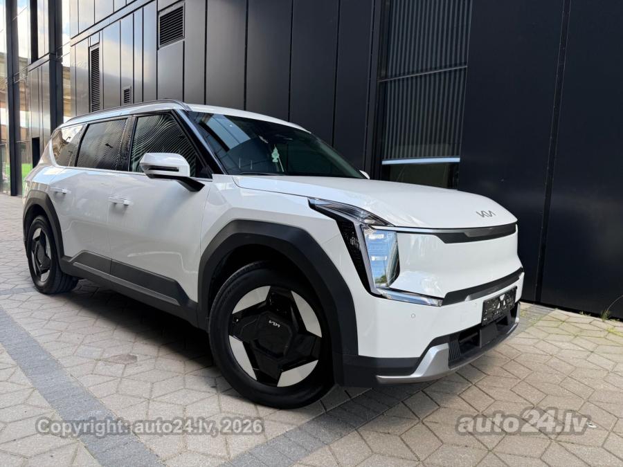 White Kia EV9 2024 in Tallinn, with an engine capacity of 0.00 L and mileage of 31 thousand km for 47900 €, photo 10 on AUTOMOTO.COM.LV