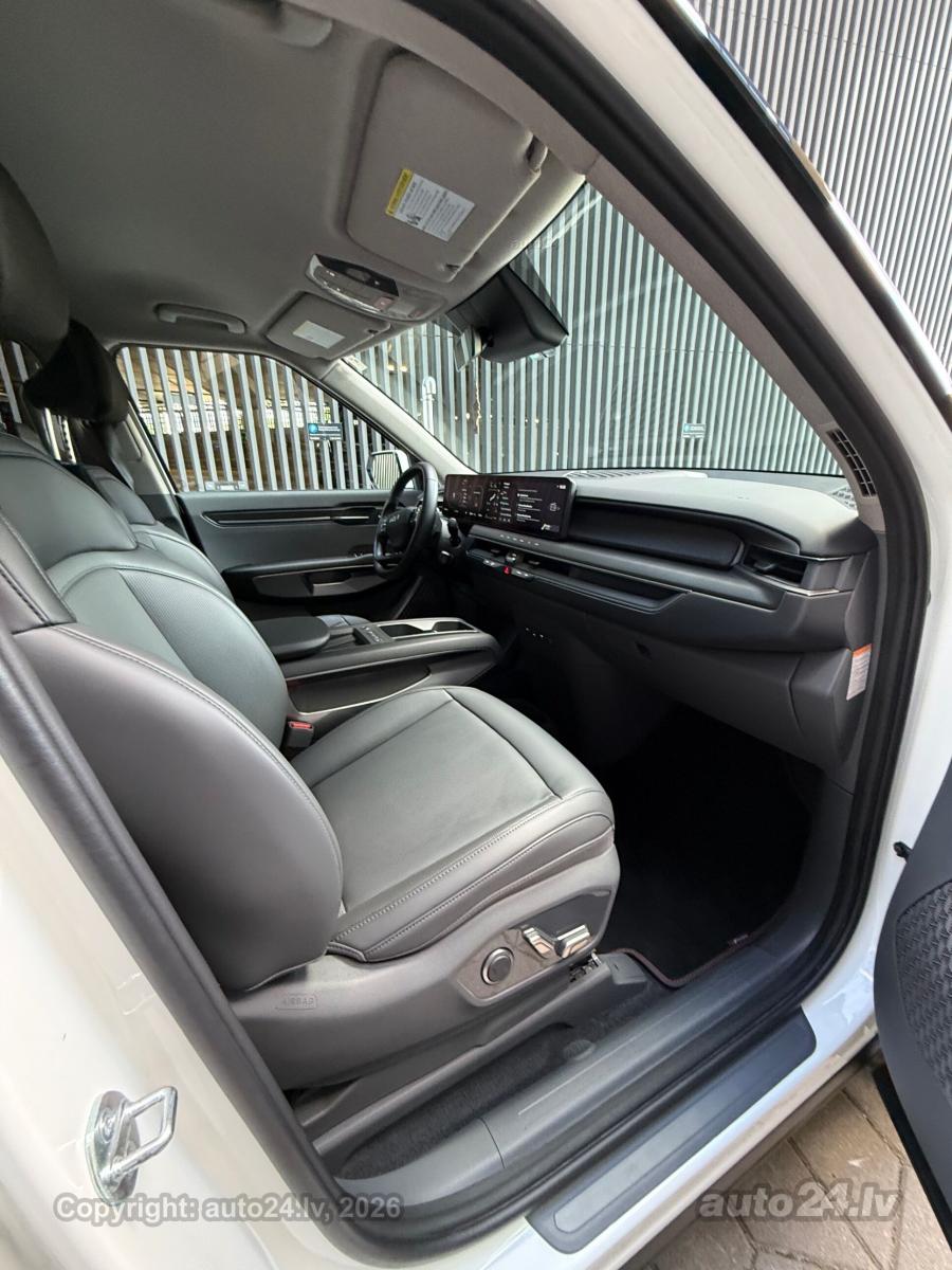 White Kia EV9 2024 in Tallinn, with an engine capacity of 0.00 L and mileage of 31 thousand km for 47900 €, photo 12 on AUTOMOTO.COM.LV