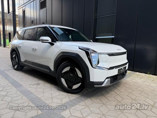 Белый Киа EV9 2024 в Таллин, объемом двигателя 0.00 л и пробегом 31 тыс. км за 47900 €, фото 1 на AUTOMOTO.COM.LV