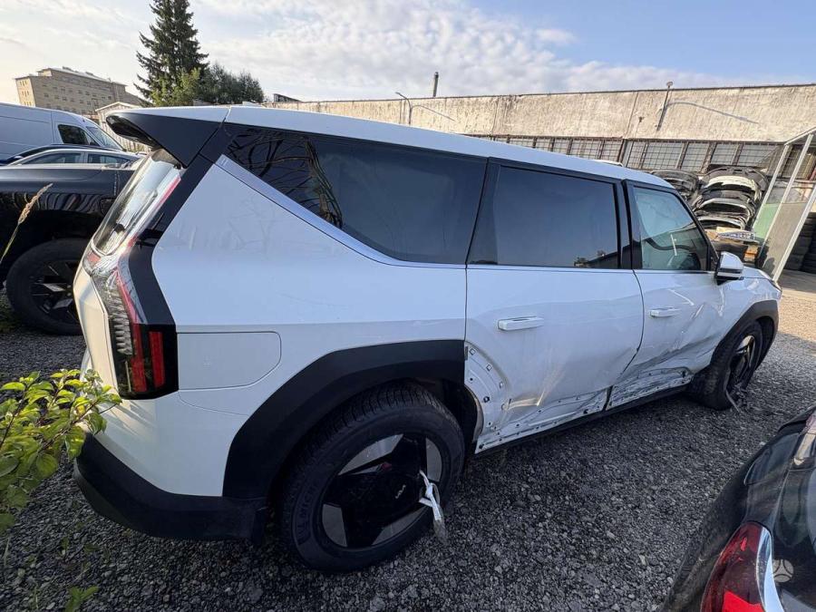 White Kia EV9 2026 in Kaunas, with an engine capacity of 0.00 L and mileage of 6 thousand km for 31000 €, photo 5 on AUTOMOTO.COM.LV