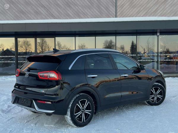 Black Kia Niro 2016 in Panevezys, with an engine capacity of 1.59 L and mileage of 264 thousand km for 9000 €, photo 5 on AUTOMOTO.COM.LV