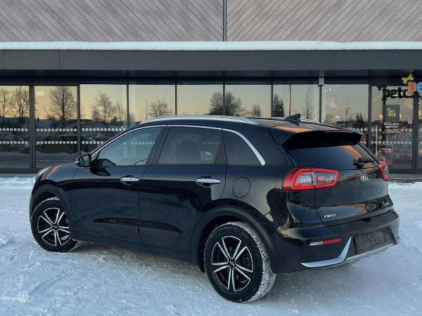 Black Kia Niro 2016 in Panevezys, with an engine capacity of 1.59 L and mileage of 264 thousand km for 9000 €, photo 6 on AUTOMOTO.COM.LV