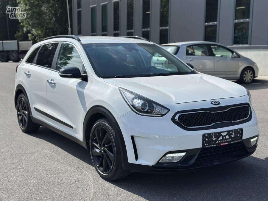 Black Kia Niro 2016 in Vilnius, with an engine capacity of 1.60 L and mileage of 308 thousand km for 9500 €, photo 4 on AUTOMOTO.COM.LV