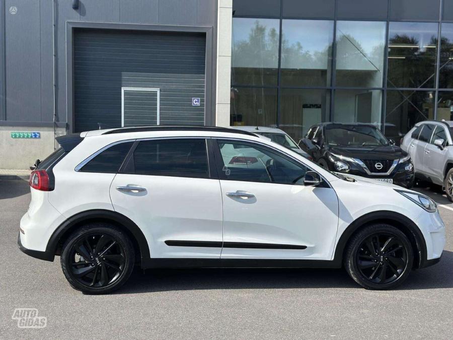 Black Kia Niro 2016 in Vilnius, with an engine capacity of 1.60 L and mileage of 308 thousand km for 9500 €, photo 5 on AUTOMOTO.COM.LV