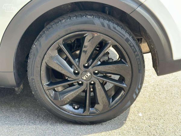 Black Kia Niro 2016 in Vilnius, with an engine capacity of 1.60 L and mileage of 308 thousand km for 9500 €, photo 7 on AUTOMOTO.COM.LV