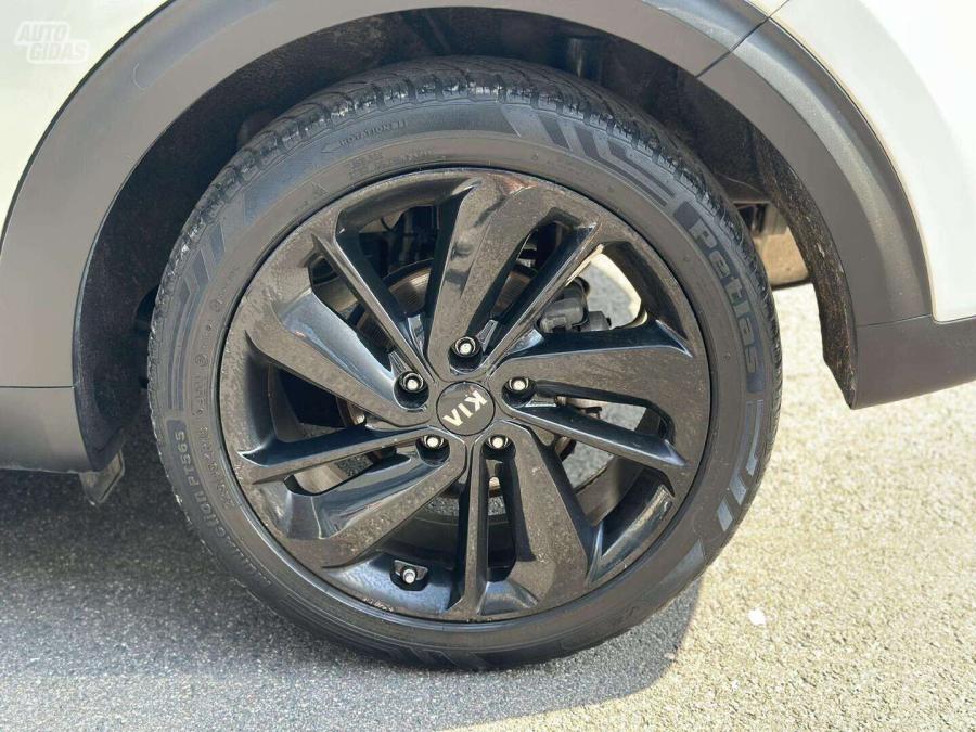 Black Kia Niro 2016 in Vilnius, with an engine capacity of 1.60 L and mileage of 308 thousand km for 9500 €, photo 8 on AUTOMOTO.COM.LV