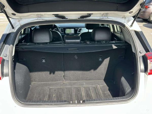 Black Kia Niro 2016 in Vilnius, with an engine capacity of 1.60 L and mileage of 308 thousand km for 9500 €, photo 8 on AUTOMOTO.COM.LV