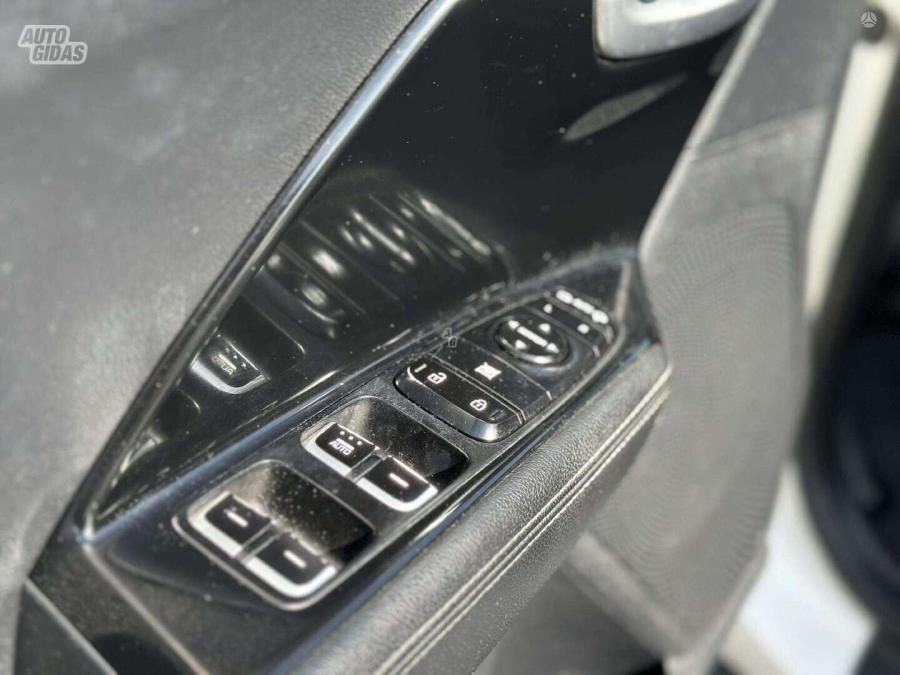 Black Kia Niro 2016 in Vilnius, with an engine capacity of 1.60 L and mileage of 308 thousand km for 9500 €, photo 15 on AUTOMOTO.COM.LV