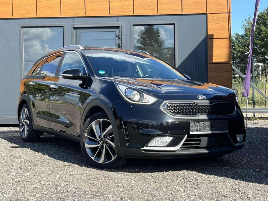 Black Kia Niro 2017 in Kaunas, with an engine capacity of 1.59 L and mileage of 235 thousand km for 11500 €, photo 1 on AUTOMOTO.COM.LV
