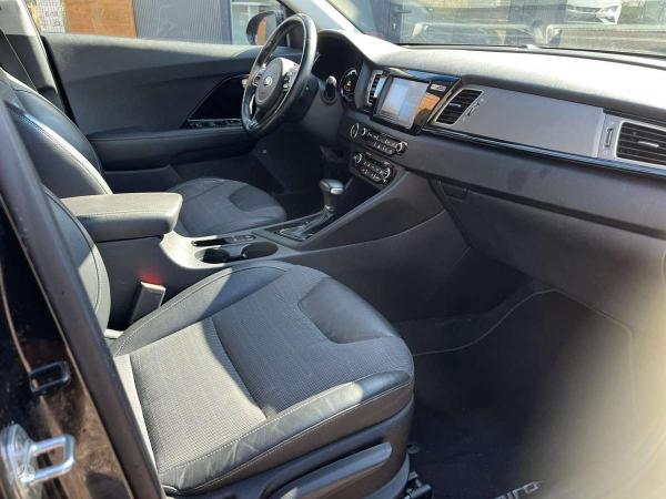 Kia Niro 2017 Kauņa vietnē Melns Kia Niro 2017 Kauņa, ar dzinēja tilpumu 1.59 L un nobraukumu 235 tūkst. km par 11500 €, foto 8 vietnē AUTOMOTO.COM.LV