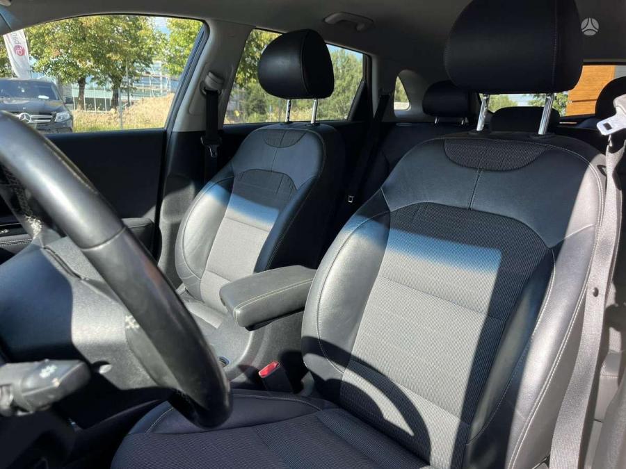 Black Kia Niro 2017 in Kaunas, with an engine capacity of 1.59 L and mileage of 235 thousand km for 11500 €, photo 9 on AUTOMOTO.COM.LV