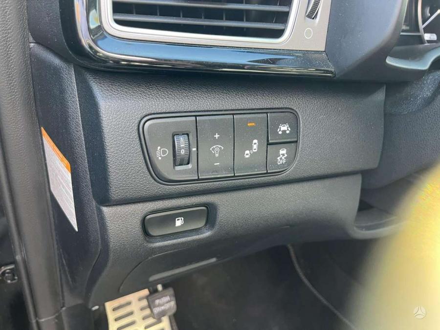 Black Kia Niro 2017 in Kaunas, with an engine capacity of 1.59 L and mileage of 235 thousand km for 11500 €, photo 12 on AUTOMOTO.COM.LV