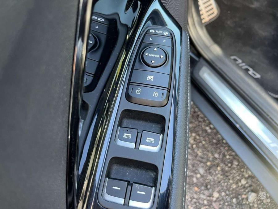 Black Kia Niro 2017 in Kaunas, with an engine capacity of 1.59 L and mileage of 235 thousand km for 11500 €, photo 14 on AUTOMOTO.COM.LV