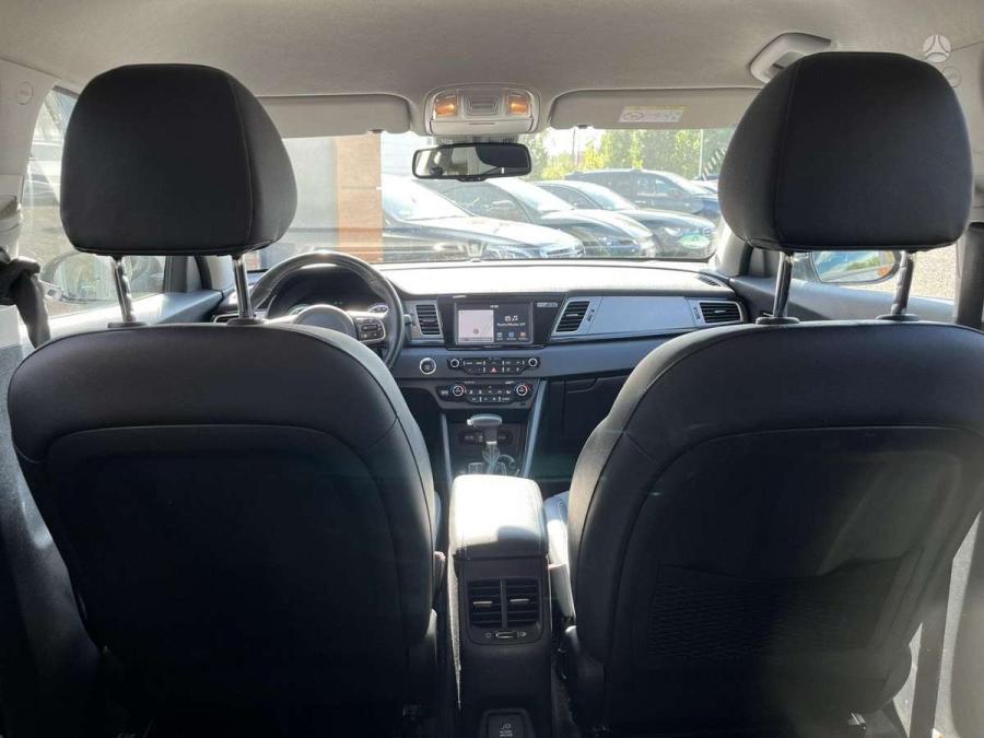 Black Kia Niro 2017 in Kaunas, with an engine capacity of 1.59 L and mileage of 235 thousand km for 11500 €, photo 16 on AUTOMOTO.COM.LV