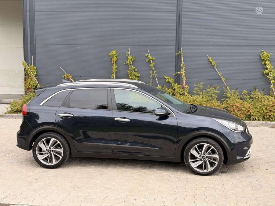 Black Kia Niro 2017 in Vilnius, with an engine capacity of 1.59 L and mileage of 122 thousand km for 12950 €, photo 6 on AUTOMOTO.COM.LV