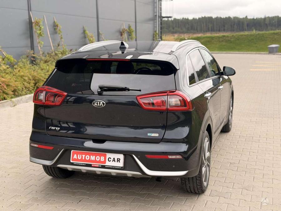 Black Kia Niro 2017 in Vilnius, with an engine capacity of 1.59 L and mileage of 122 thousand km for 12950 €, photo 8 on AUTOMOTO.COM.LV