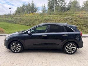 Black Kia Niro 2017 in Vilnius, with an engine capacity of 1.59 L and mileage of 122 thousand km for 12950 €, photo 12 on AUTOMOTO.COM.LV
